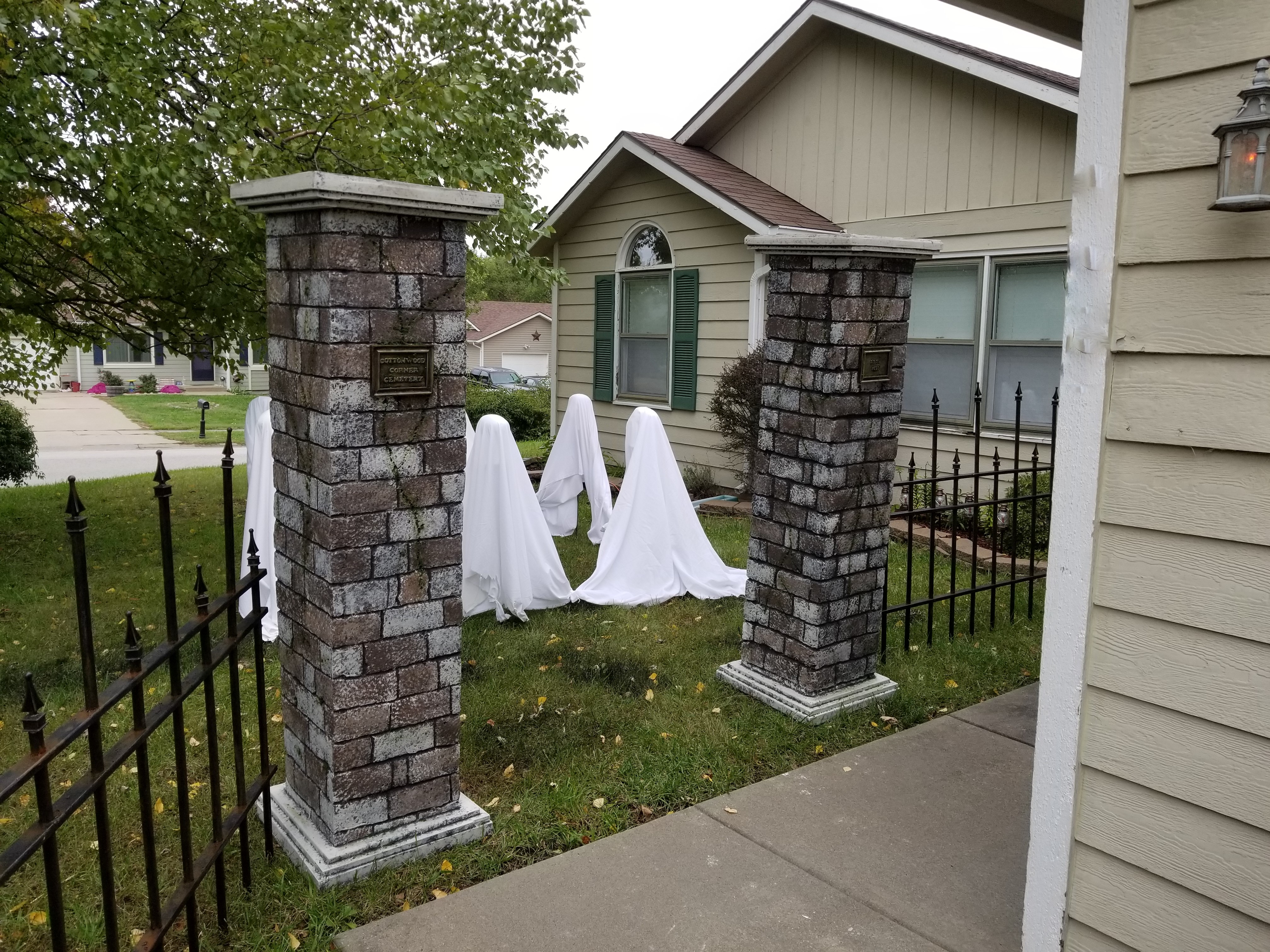 DIY Authentic Cemetery Columns For Your Halloween Graveyard - Terror ...